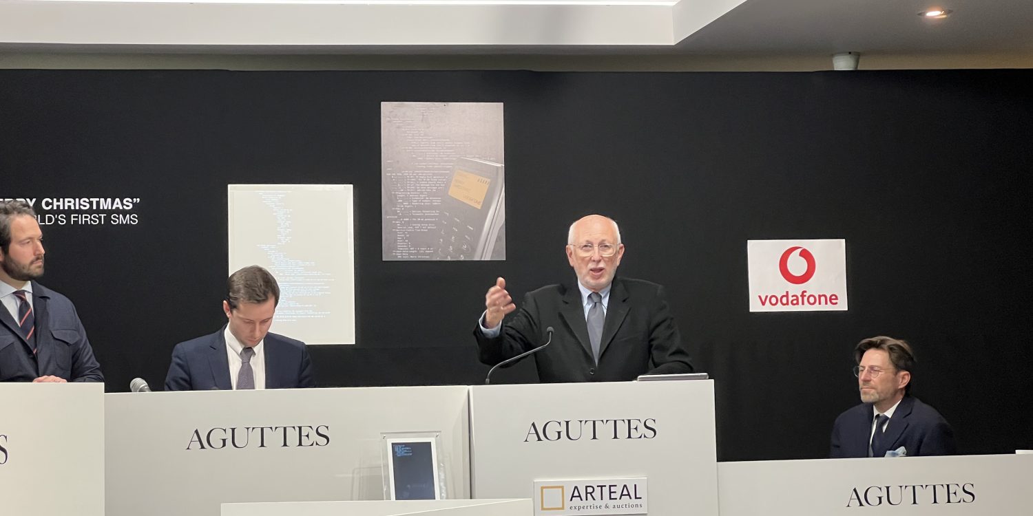 Erste SMS der Welt erzielt 107.000 € für Menschen auf der Flucht